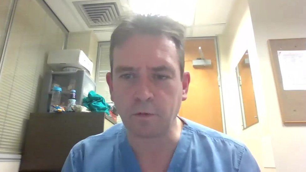 Bwrdd iechyd yn paratoi at 25% o staff yn absennol - BBC Cymru Fyw