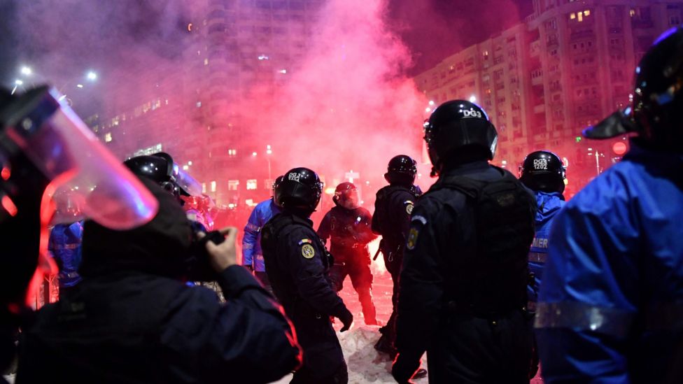 Romanian police clash with anti-government protesters - BBC News