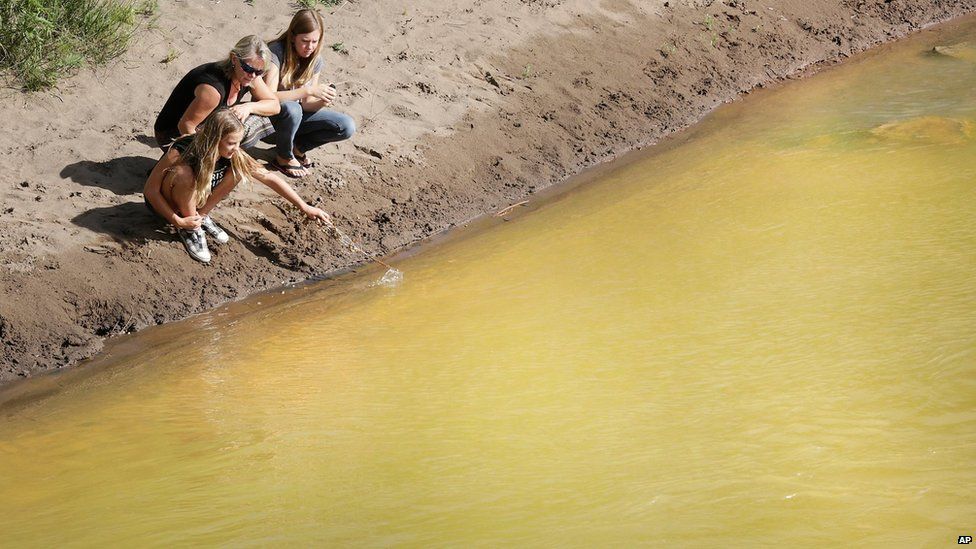 Millions of gallons of waste turn Colorado river yellow - BBC News
