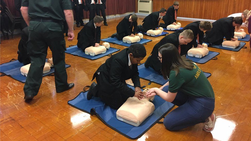 CPR taught to schoolchildren - BBC News