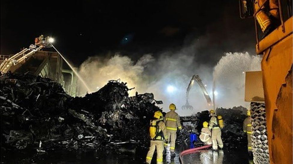 Liverpool scrapyard fire: Hundred tonnes of metal ablaze - BBC News