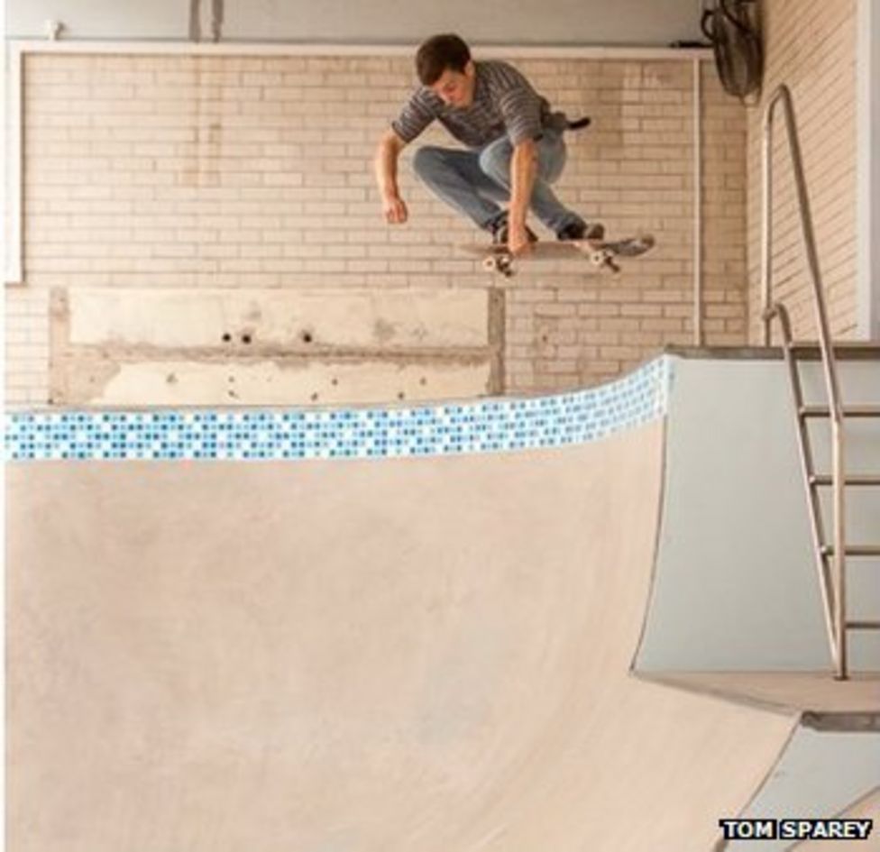 Bishopsworth pool attracts hundreds of skateboarders - BBC News