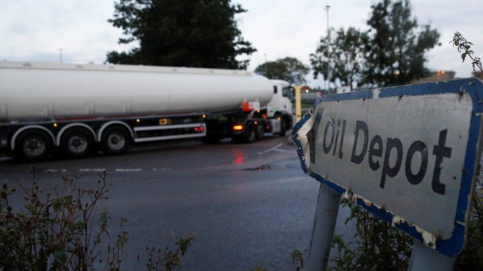 Fuel supply: Military arrives at Buncefield oil depot to deliver fuel ...