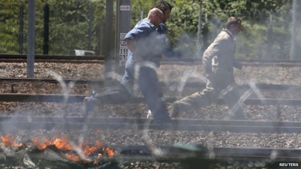 Eurostar suspended as strikers set fire to Calais track - BBC News