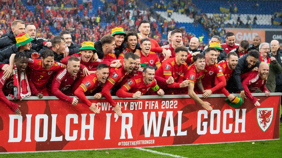 Nodiadau Cymraeg nyrs i helpu bachgen, 2, yn yr ysbyty - BBC Cymru Fyw