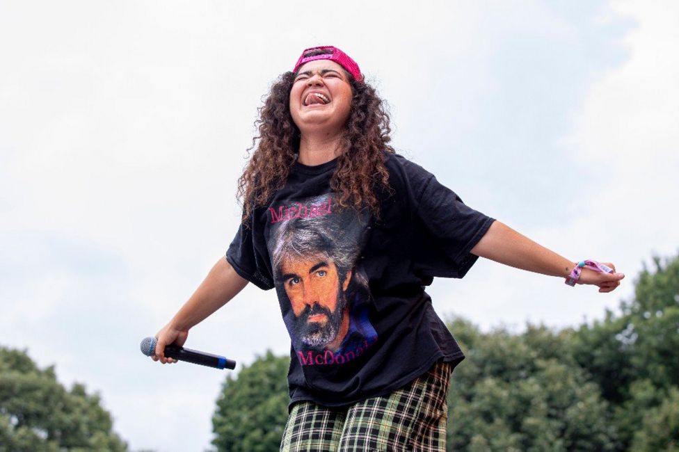 Remi Wolf is casually rewriting the rules of pop music - BBC News