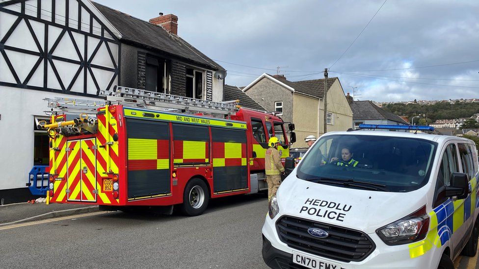 Swansea fire: Five in hospital after Sandfields house blaze - BBC News