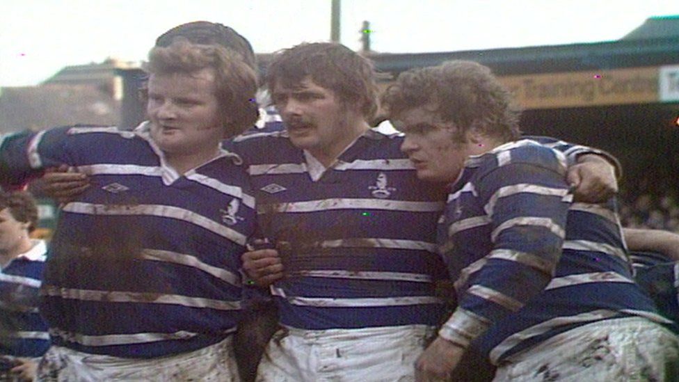 'Chwaraewyr rygbi â risg uwch Alzheimer's a dementia' - BBC Cymru Fyw