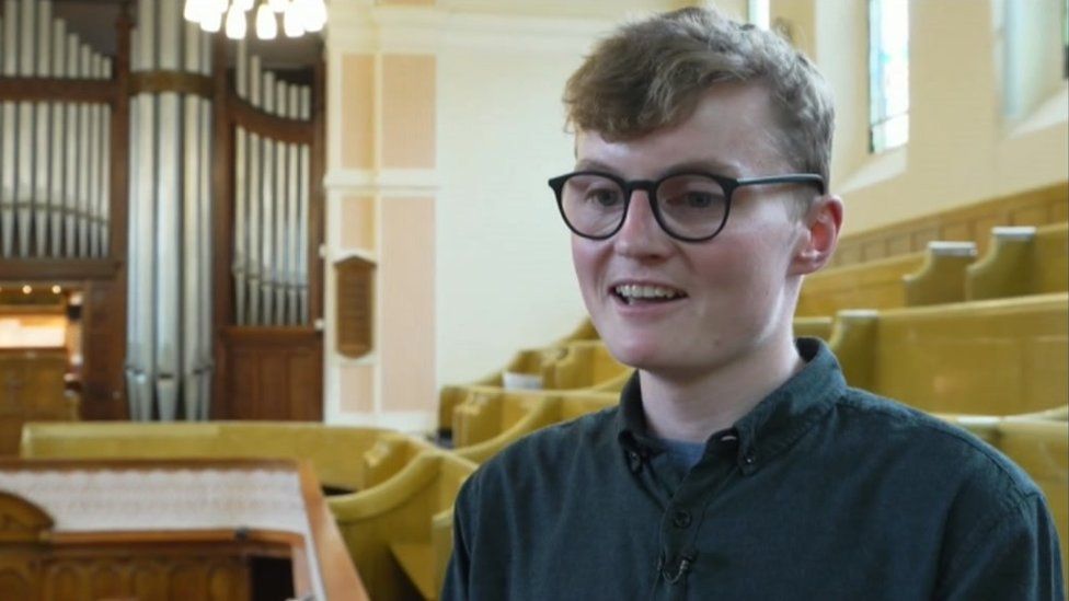 Course to end 'dreadful shortage' of organists in Wales - BBC News
