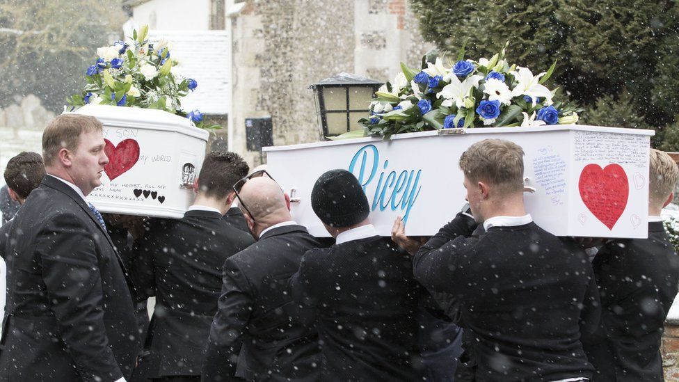 Funeral held for Hayes death crash teenagers - BBC News