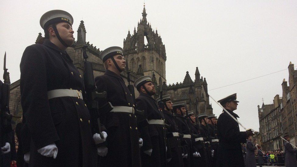 Scotland marks Remembrance Sunday - BBC News