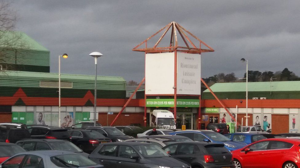 Rivermead Leisure Centre in Reading opens doors to public - BBC News