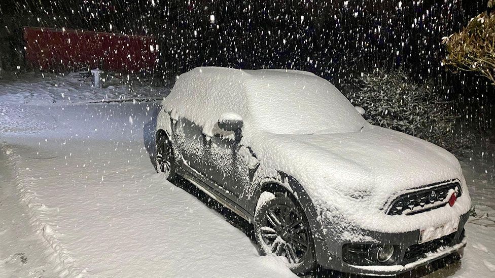 Snow and ice warnings continue over weekend - BBC News