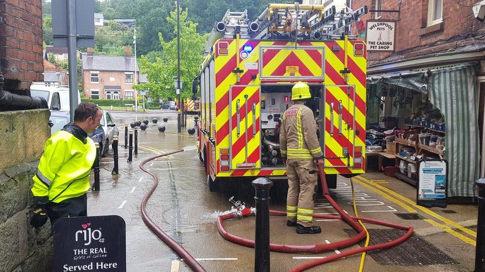Achub pedwar o gar wrth i lifogydd daro'r gogledd ddwyrain - BBC Cymru Fyw