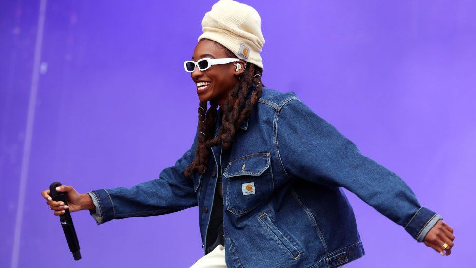 Mercury Music Prize: Little Simz wins top music award - BBC Newsround