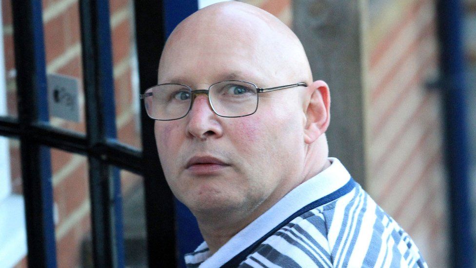 The housewife who catches child sex groomers - BBC News