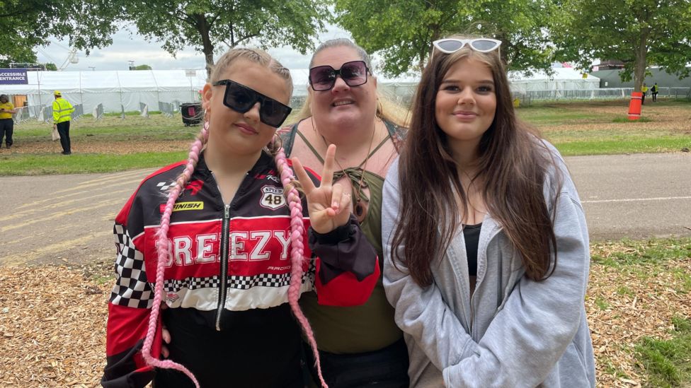 Radio 1's Big Weekend in Luton welcomes first arrivals - BBC News