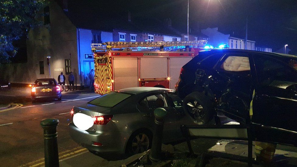 Two flee pile-up crash scene in Dudley - BBC News