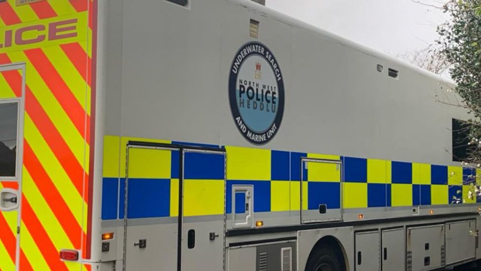 Mam 'mewn hunllef' wedi marwolaeth pedwar dyn ifanc - BBC Cymru Fyw