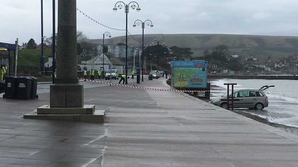 Swanage sea wall car crash pedestrian dies - BBC News