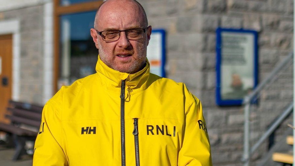 Criw bad achub yn rhoi teyrnged i'w llywiwr - BBC Cymru Fyw