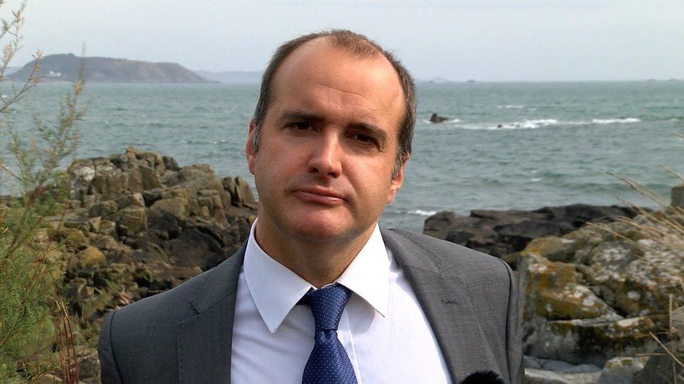 Guernsey needs Freedom of Information law with 'real authority' - BBC News