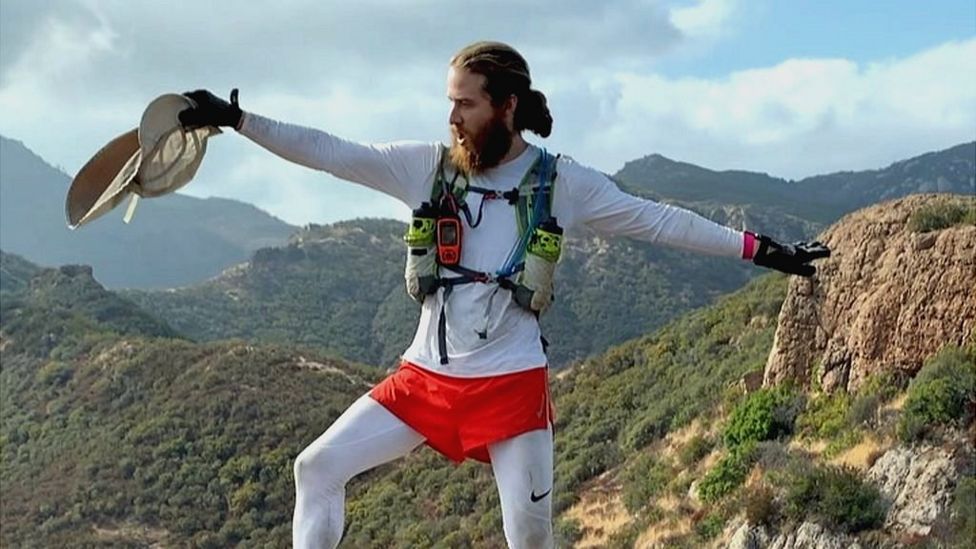 The pop star who walked across America - BBC News