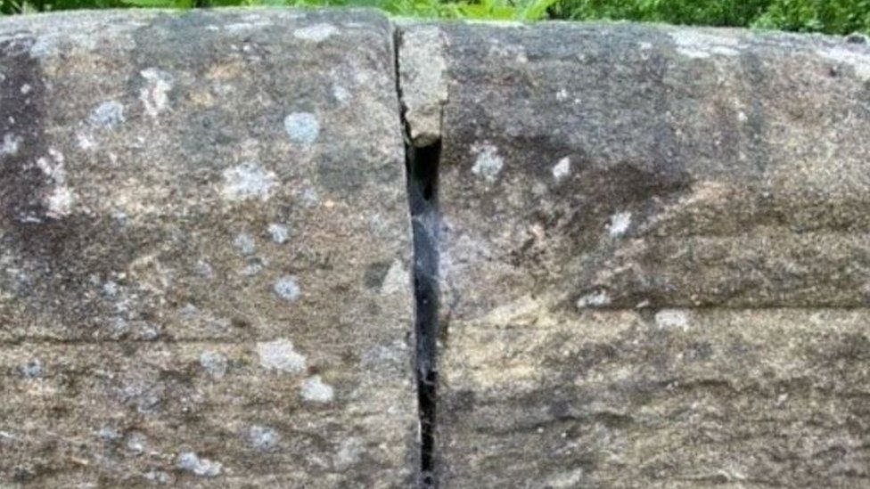 Hampsthwaite Bridge closed as cracks discovered - BBC News