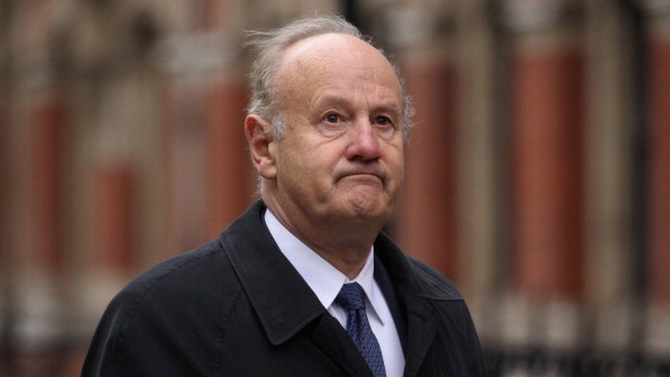 Press turns both barrels on the Met Police - BBC News