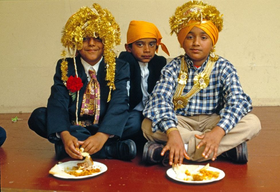 In pictures: South Asian culture in Scotland over 30 years - BBC News