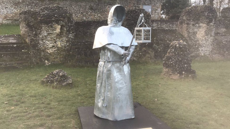 Monk statue unveiled for Bury St Edmunds saint's day - BBC News
