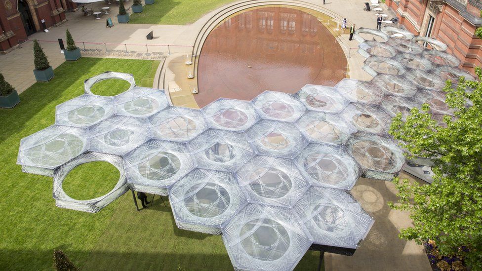 Robot takes up residence to build V&A pavilion - BBC News