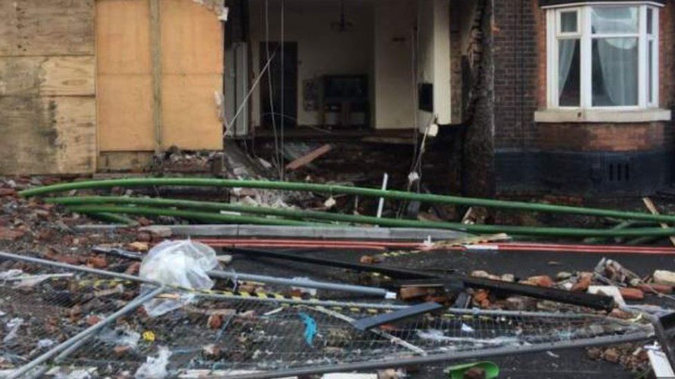 Tipton flooding: Burst water main 'in exactly same spot' - BBC News