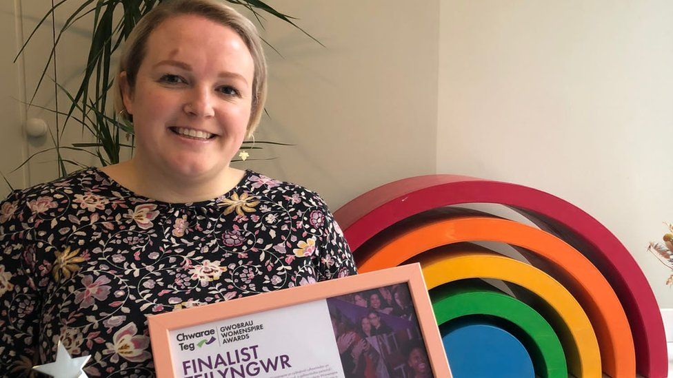 Manon Williams: 'Mae'n bwysig siarad am farwolaeth' - BBC Cymru Fyw