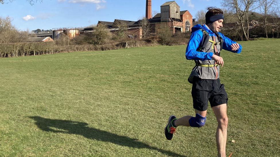 Bereaved father runs six marathons in six days - BBC News