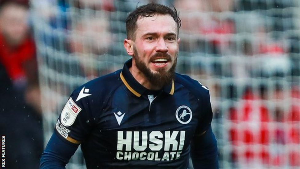 Tom Bradshaw: Millwall striker agrees new 'long-term' contract - BBC Sport
