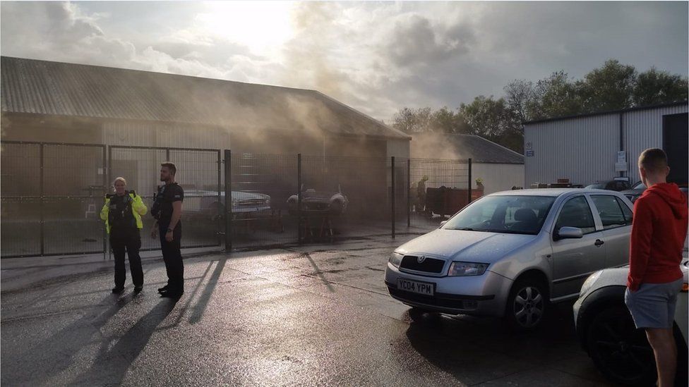 Cardiff fire: Large plumes of smoke from Penarth Road - BBC News