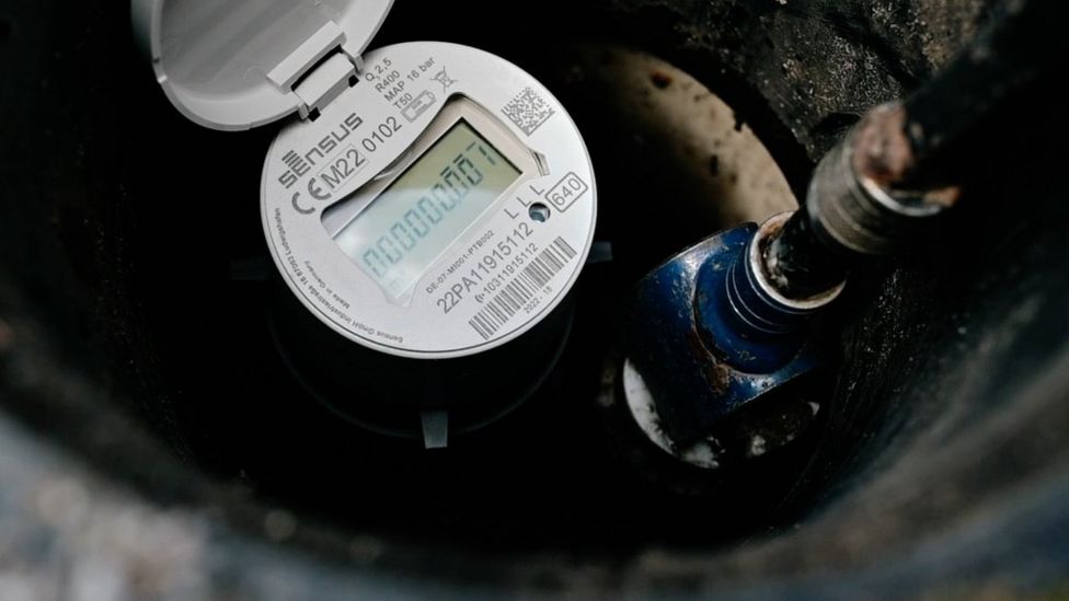 Essex & Suffolk Water smart meters 'more reliable' - BBC News