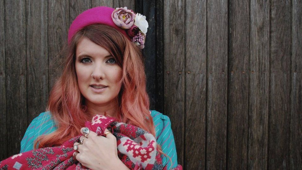 'Mae gen i ofn troi'n 30. Gwirion, de?' - BBC Cymru Fyw