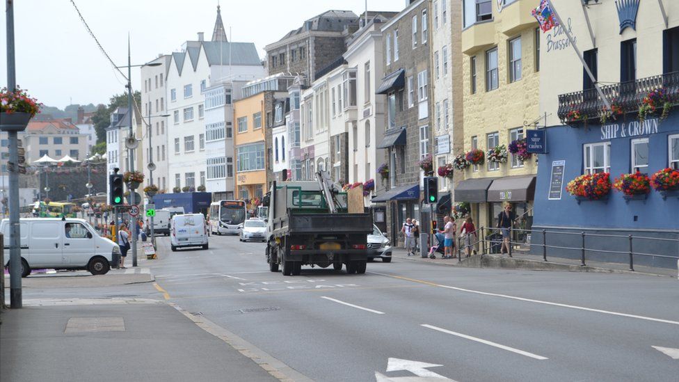 Plans to investigate Guernsey seafront tunnel approved - BBC News