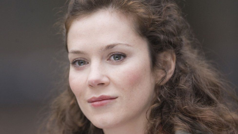 Anna Friel ordered to tear down extension - BBC News