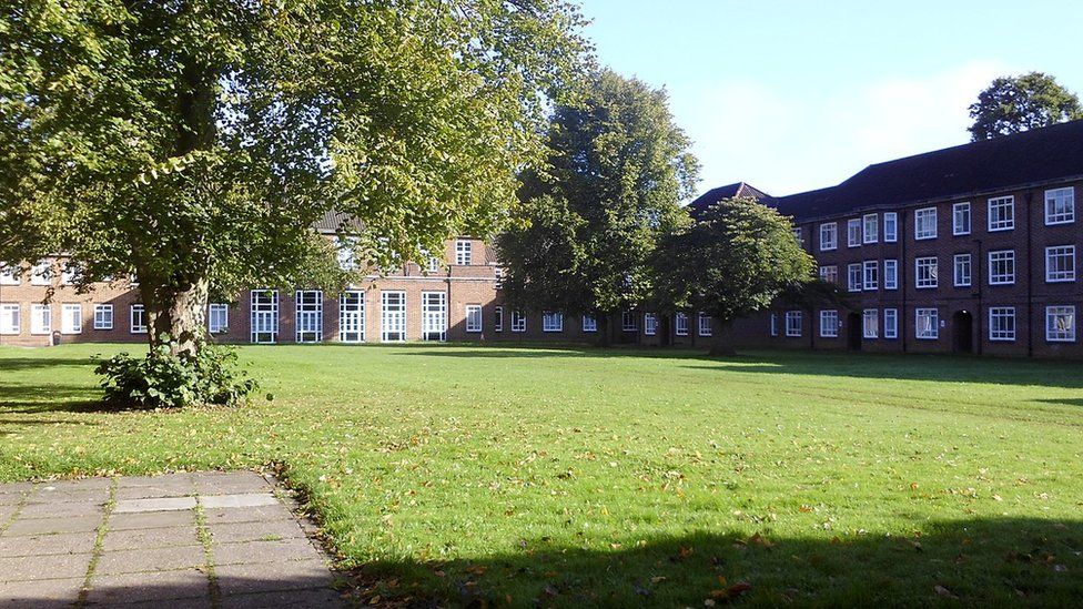 University of Hull to sell former accommodation blocks - BBC News