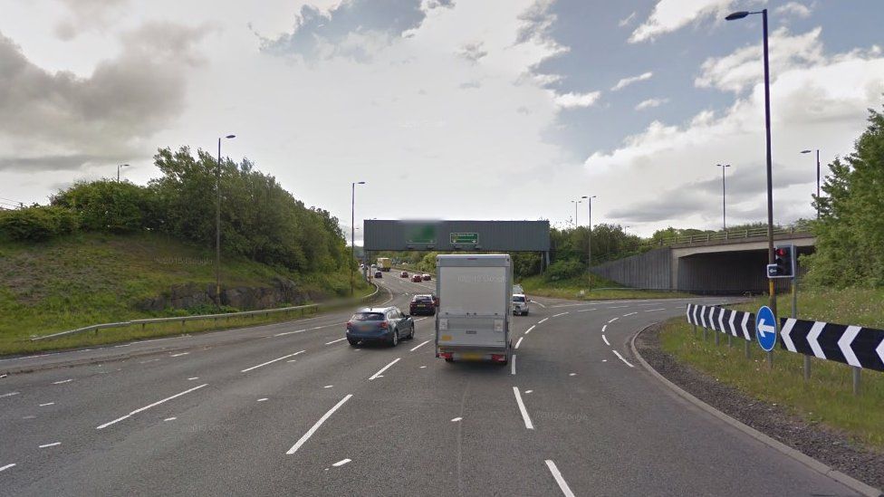 Six-vehicle crash on M8 Hermiston Gait roundabout - BBC News