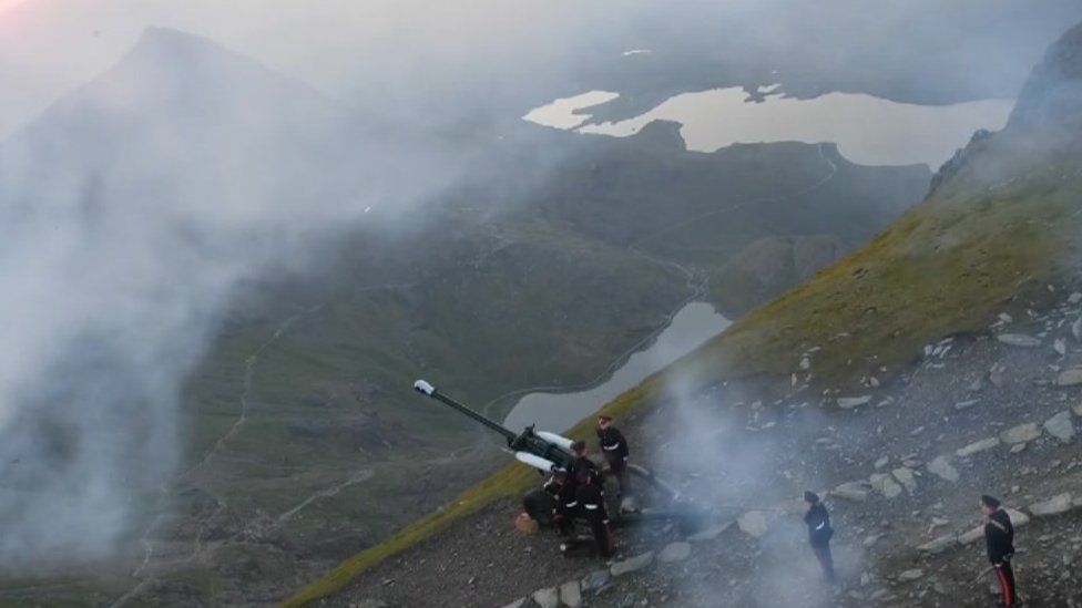 Firepower display for Gunners' 300th anniversary - BBC News