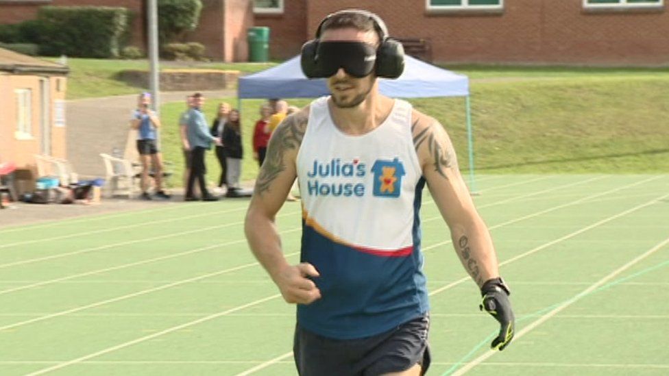 Salisbury man breaks blindfolded running world record - BBC News