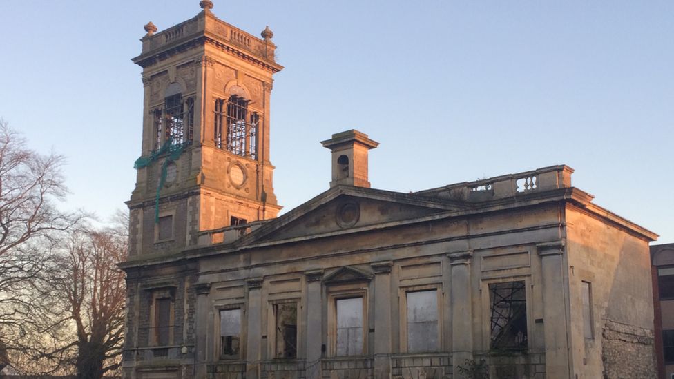 Swindon Borough Council issues Locarno threat - BBC News