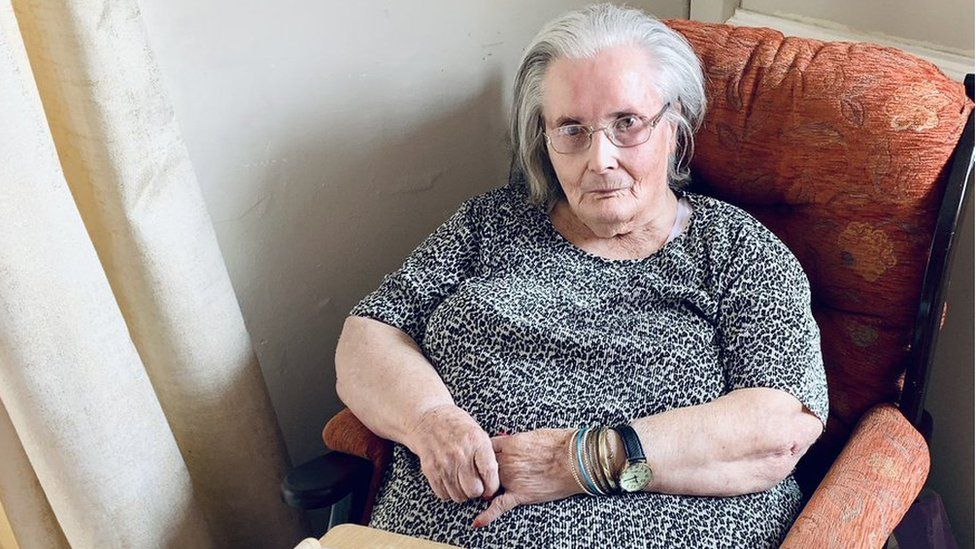 Covid in Wales: Woman, 85, receives first care home booster jab - BBC News