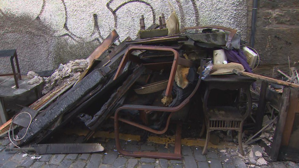 Man in hospital after Edinburgh flat fire - BBC News