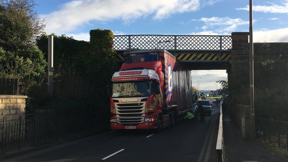 Road reopens after lorry hits bridge in Edinburgh - BBC News