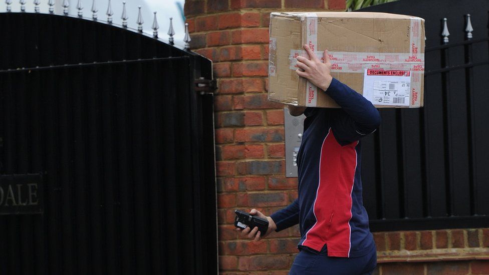 Christmas delivery drivers: Diary of a courier - BBC News